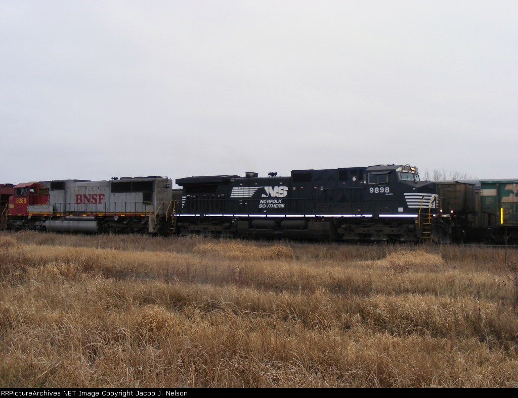 NS 9898 and BNSF 8288